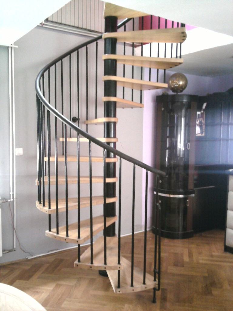 talijanski dizajn drvene masivne kružne stepenice