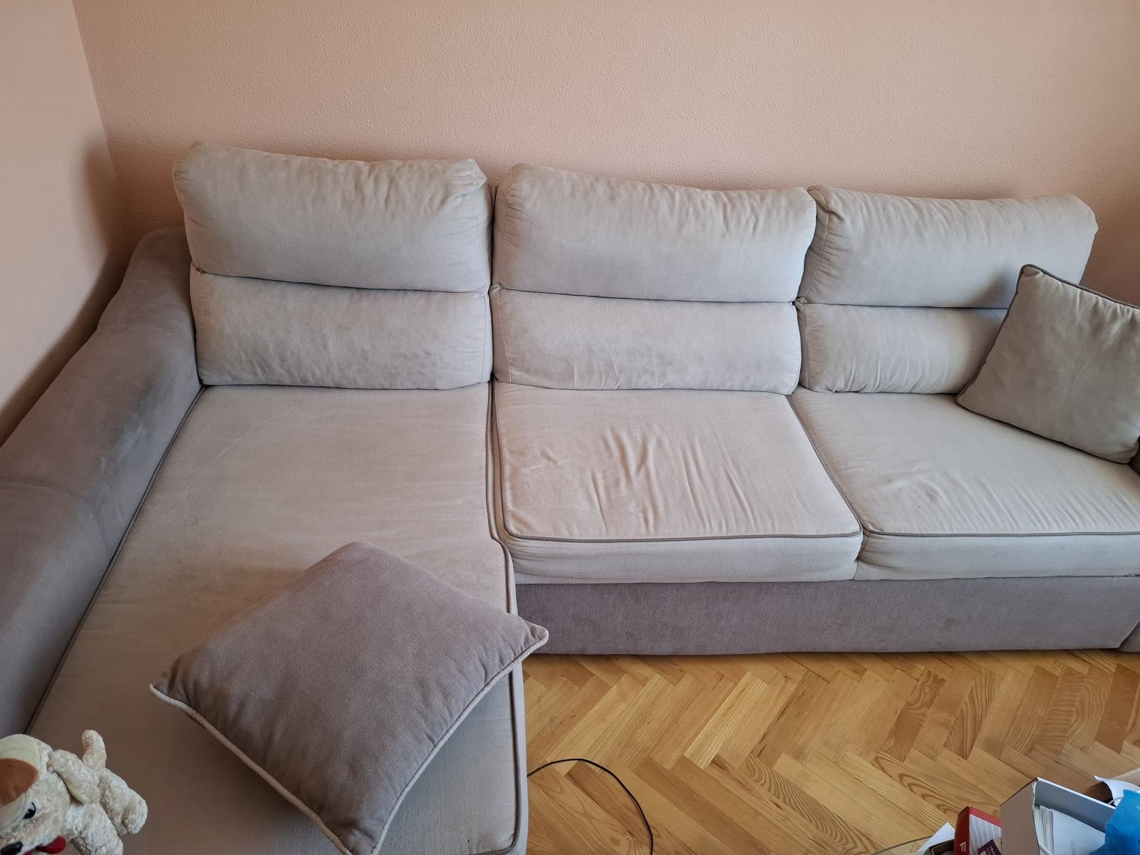 Poklanjam kutnu garnituru