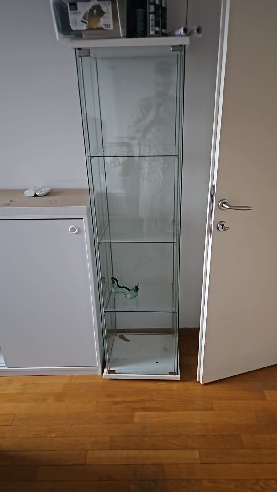 Staklena vitrina IKEA