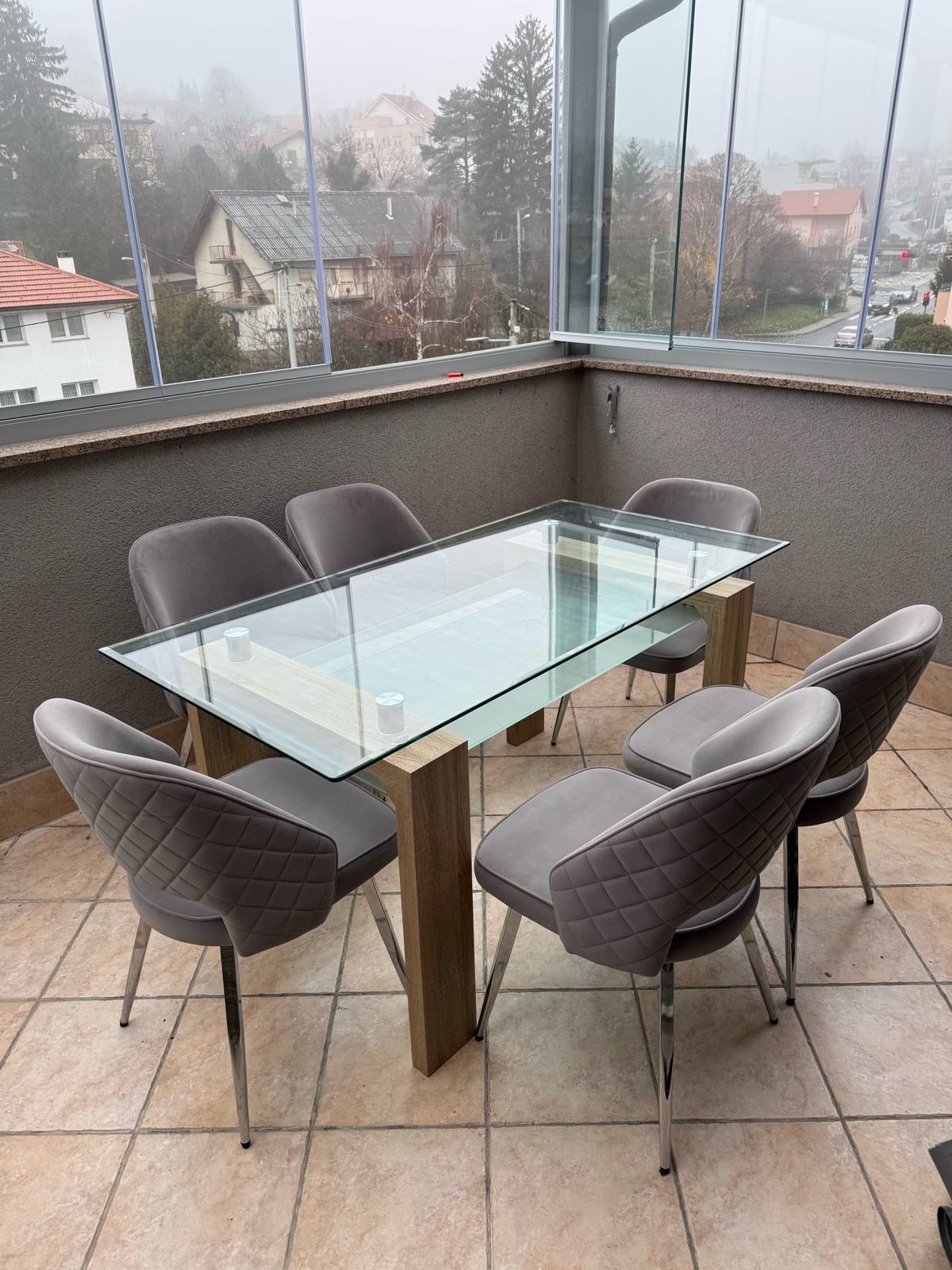 Stakleni stol sa stolicama