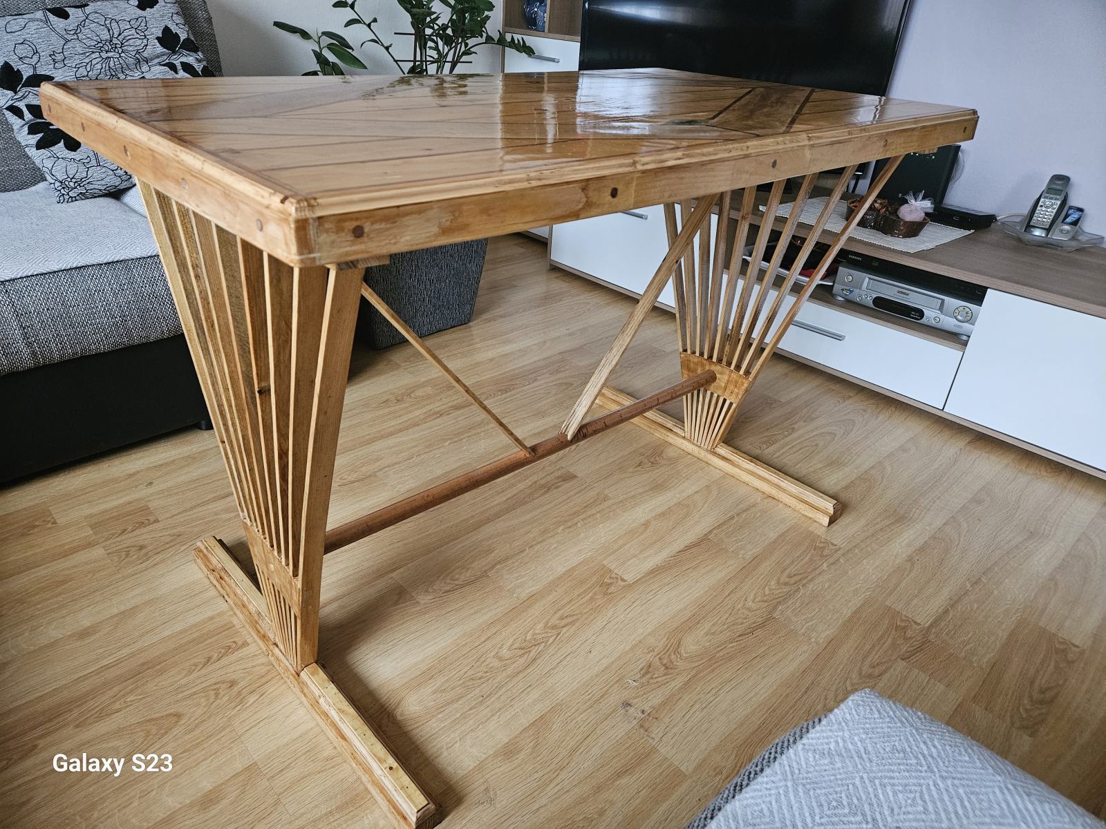 Drveni trpezariski stol