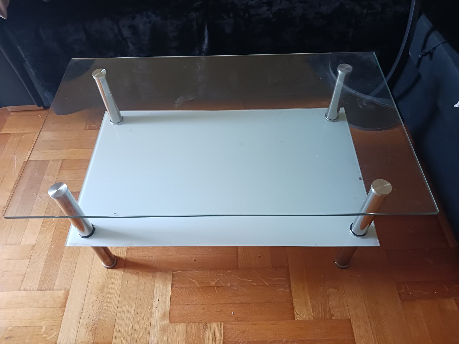 Poklanjam stakleni stolić za dnevni boravak