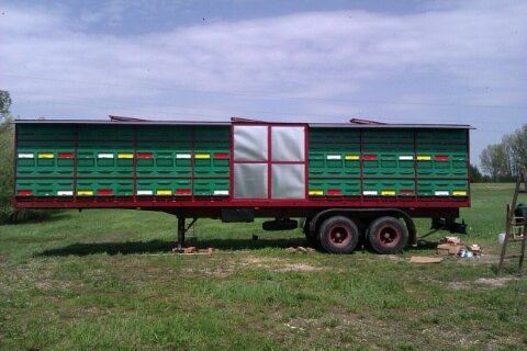 Pčelarska poluprikolica