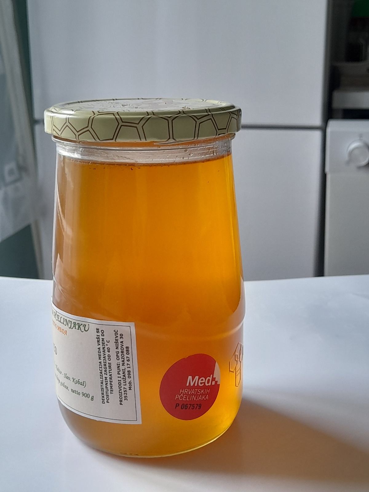 DOMAĆI MED IZ VLASTITOG PČELINJAKA