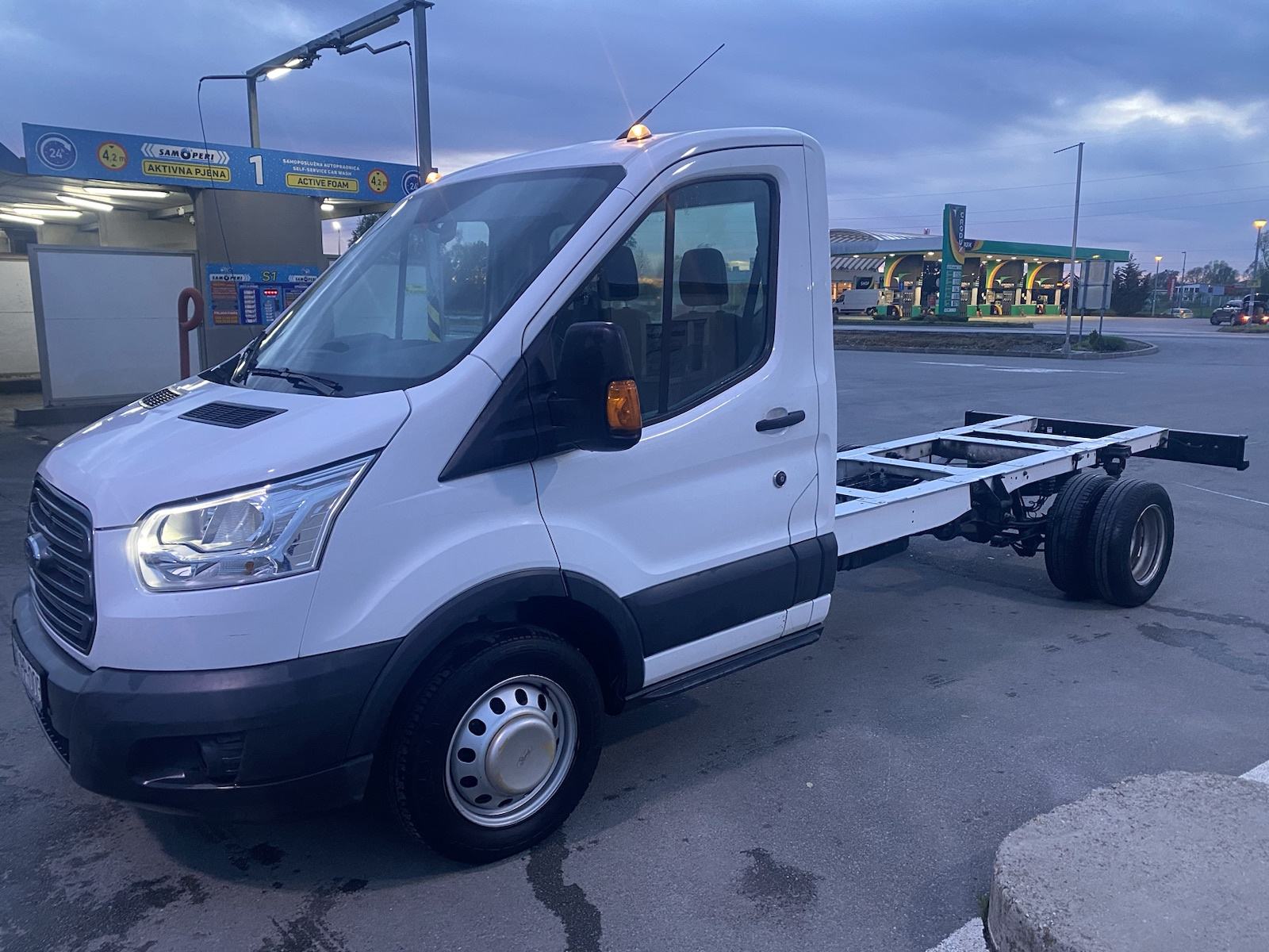 FORD TRANSIT 2.0 TDCI B KATEGORIJA, DUPLA OSOVINA , KABINA SA ŠASIJOM ...