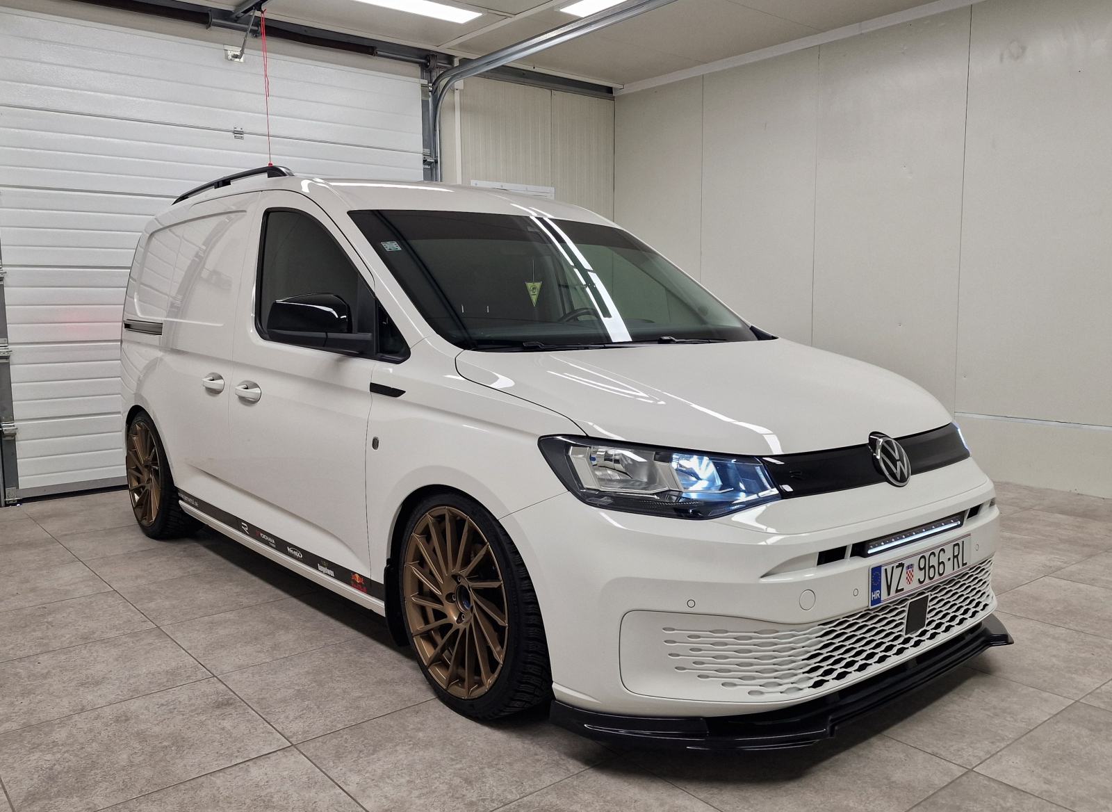 VOLKSWAGEN CADDY R-LINE,KAMERA,KEYLESS,WEBASTO,ALU 19,KOŽA,26TKM ...