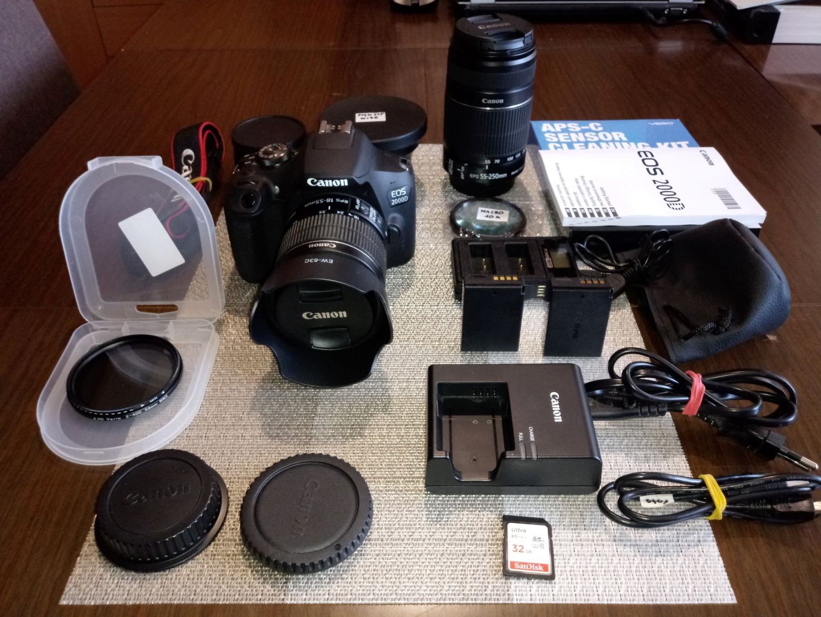 DSLR fotoaparat Canon EOS 2000D