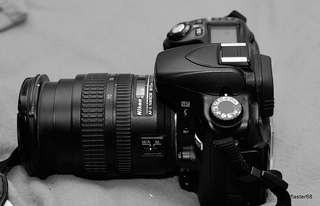 Nikon D80(16974 okidanja) + objektiv AF-S DX 18-70 mm