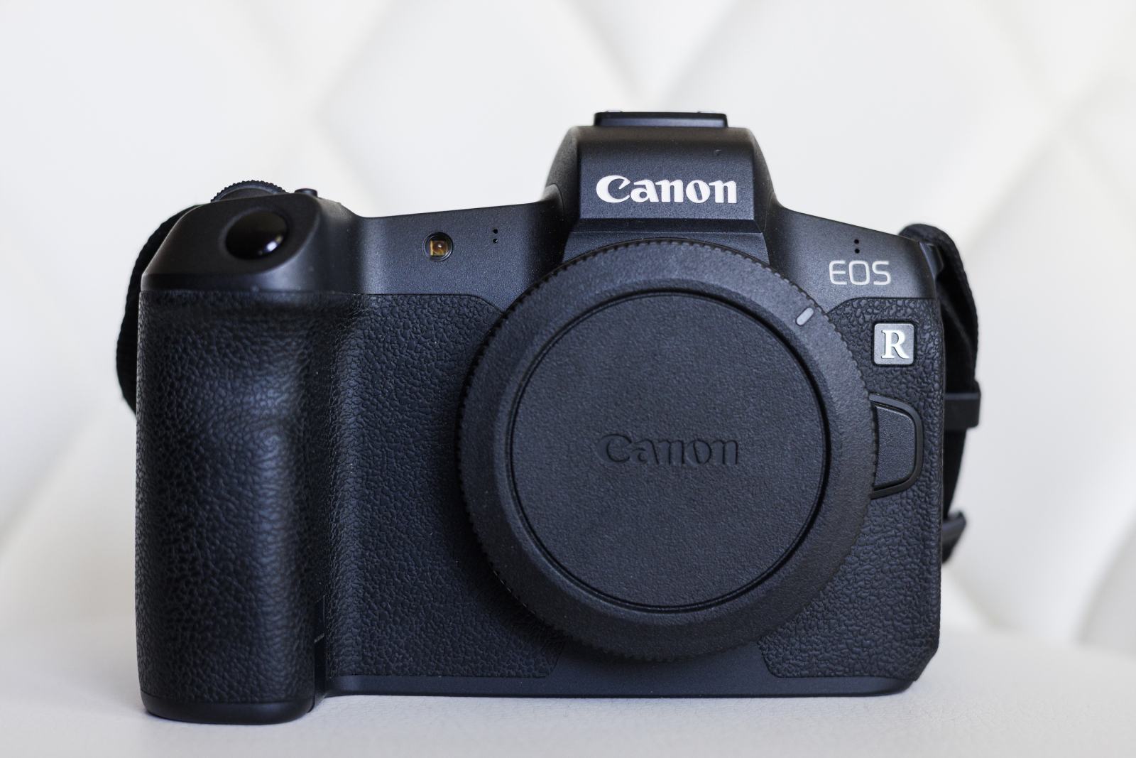 PRODAJEM Canon EOS R, full-frame mirrorless fotoaparat