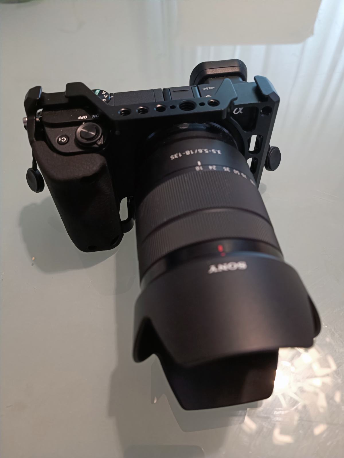 Sony a 6400 18-135 kit + punjač s 4 baterije + SmallRig cage