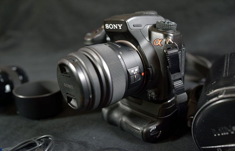 Sony Alpha 700 A700 DSLR polu-profi digitalan fotoaparat + objektivi