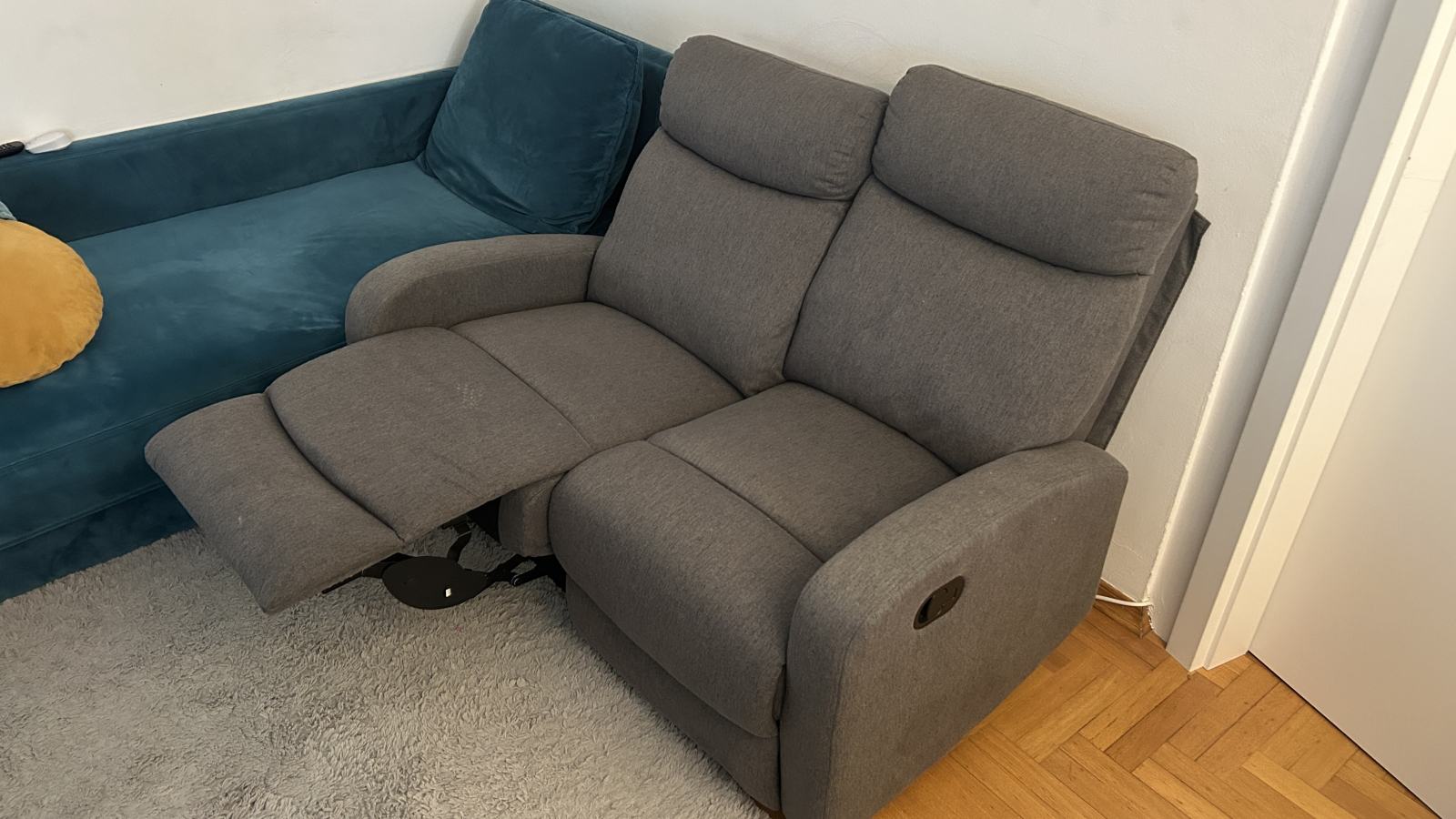 Sophie dvosjed s relax funkcijom iz Emmezeta-e