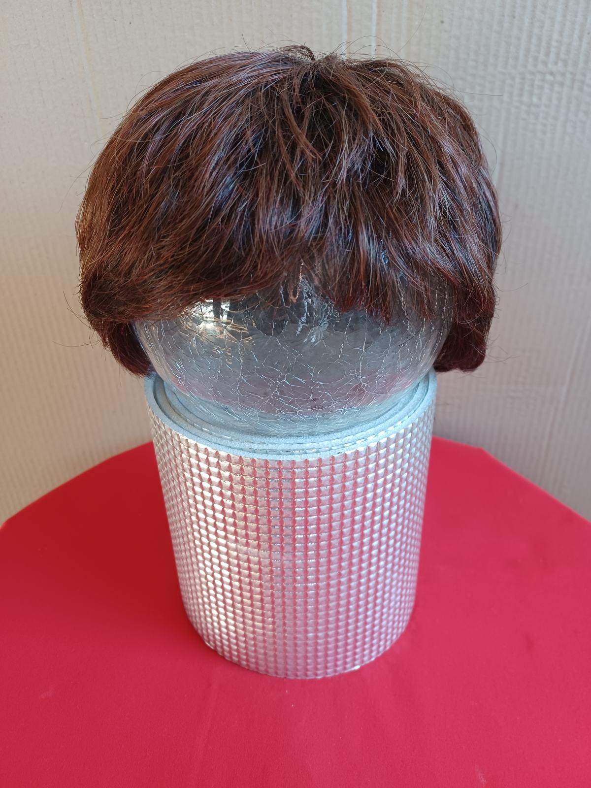 Perika smeđa, prava kosa