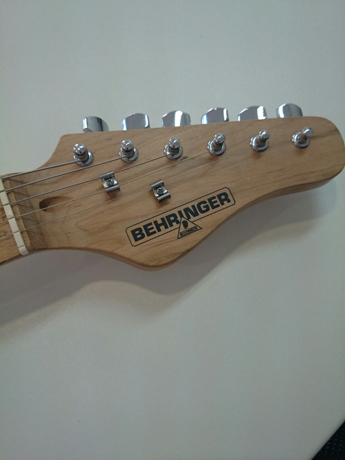 Behringer električna gitara