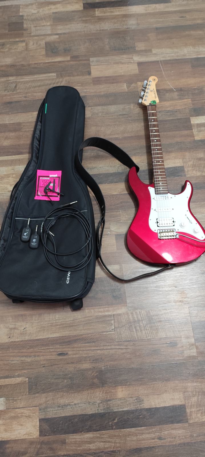 Električna gitara Yamaha Pacifika 112J