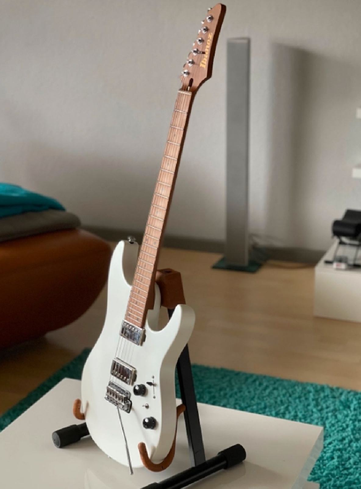 Ibanez Prestige AZ2402-PWF Pearl White
