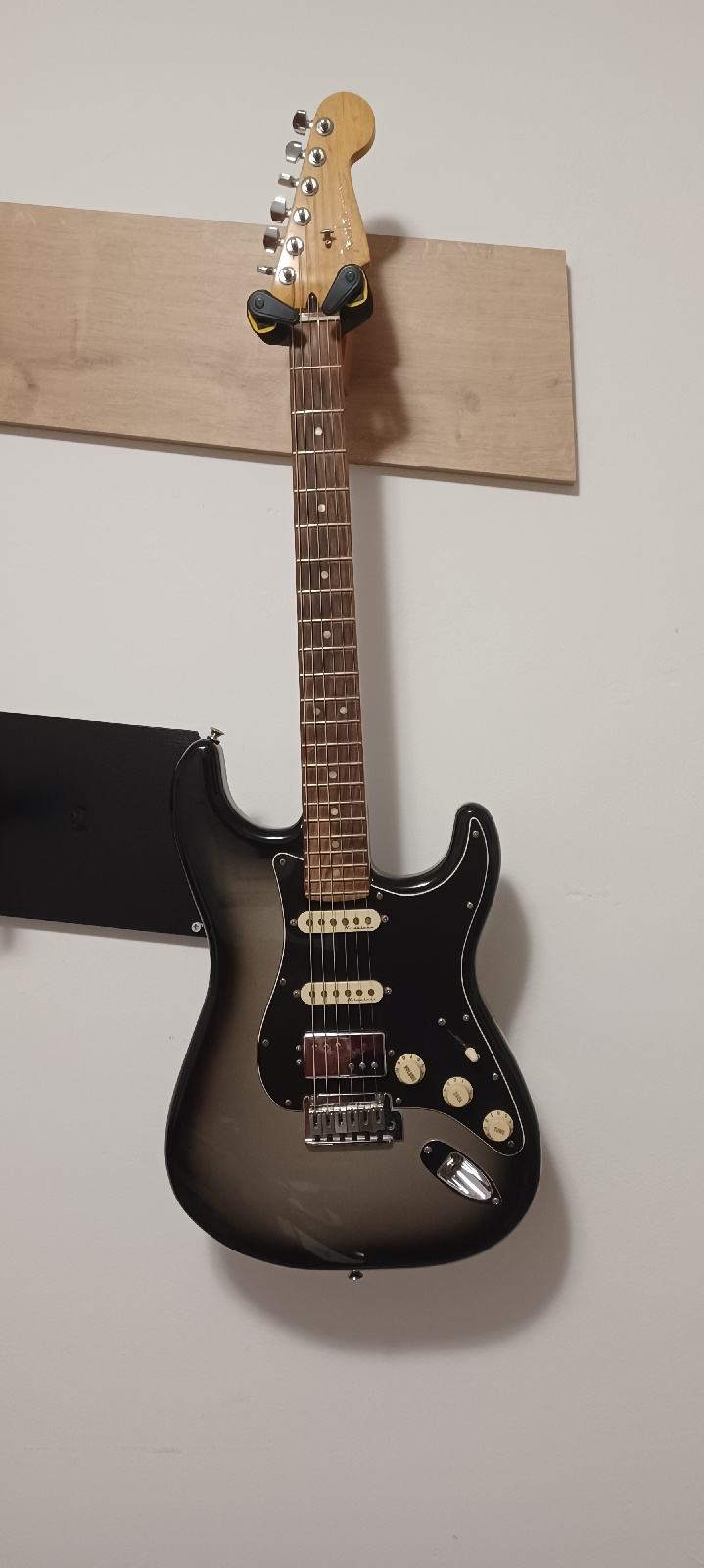 Prodajem Fender player plus stratocaster