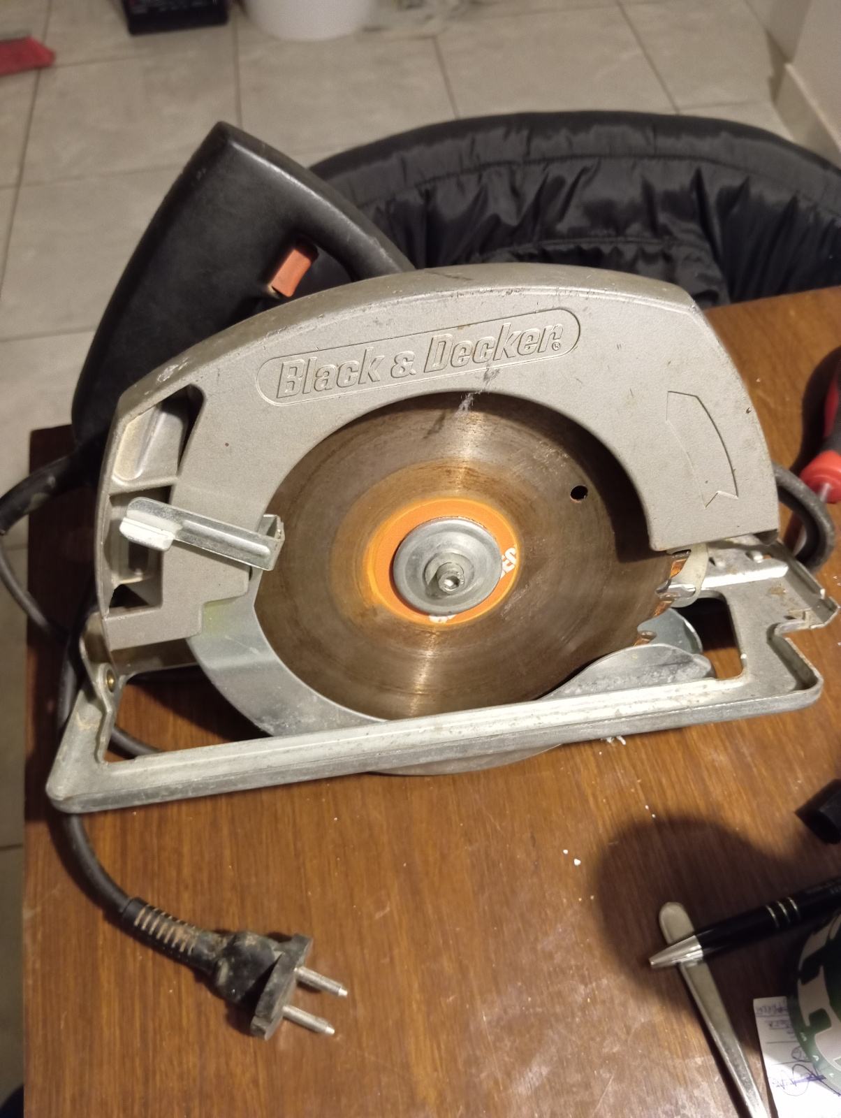 ručni cirkular black&decker