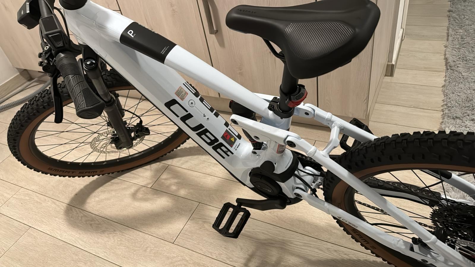 Elektricni bicikl Cube