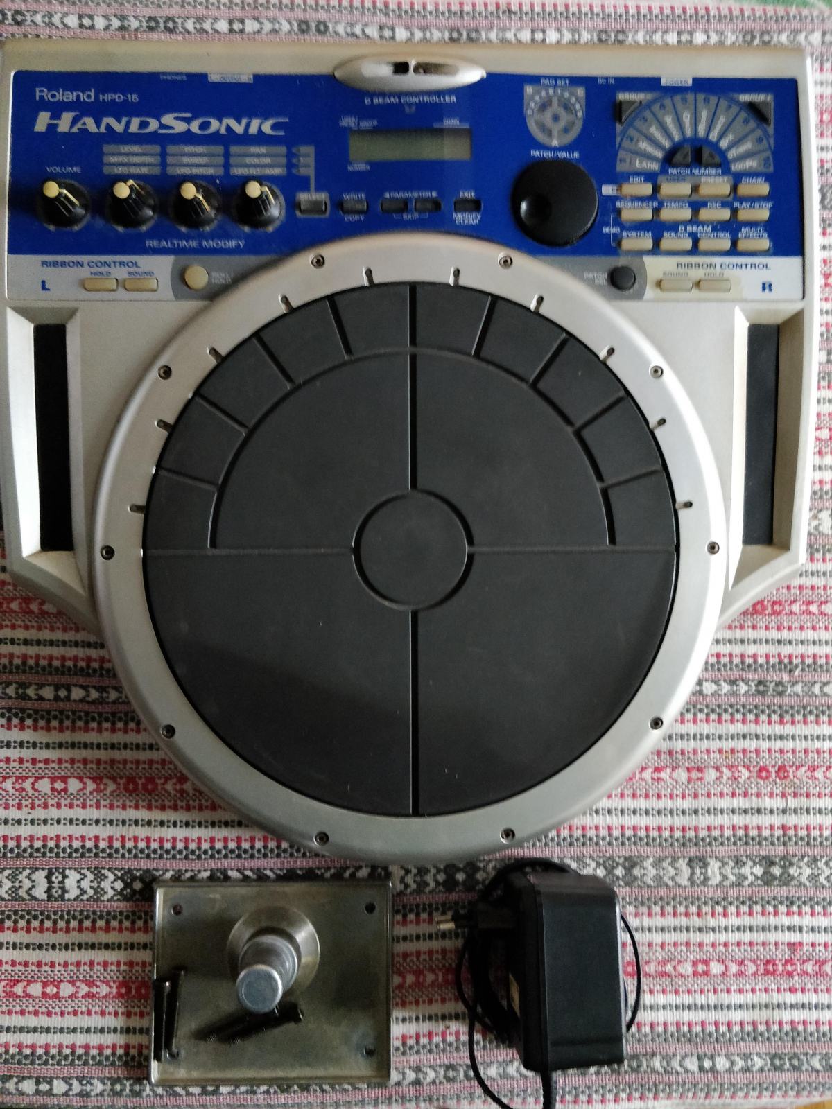 Prodajem Roland HandSonic HPD-15 Hand Percussion Pad