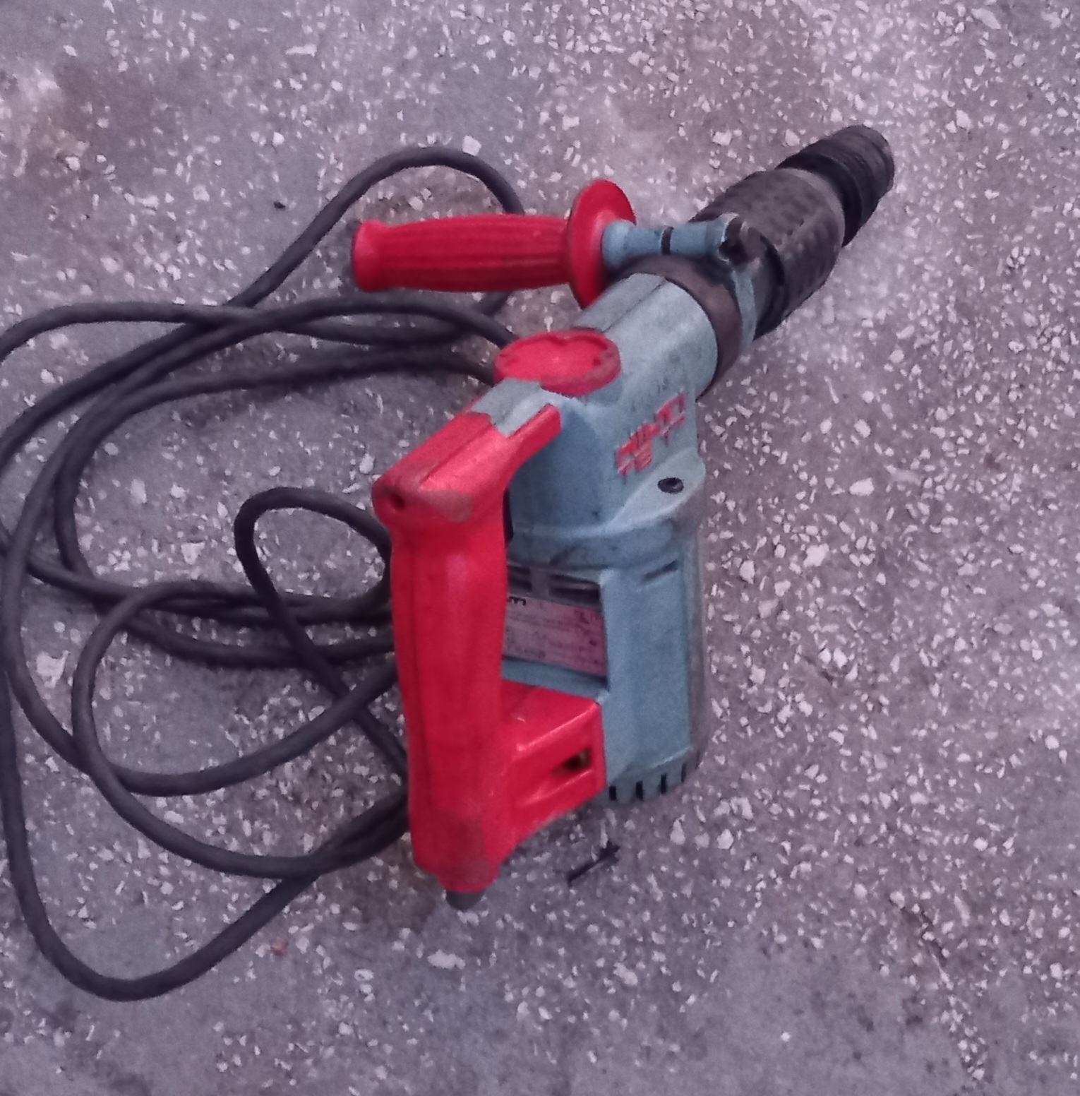 Elektricna busilica hilti