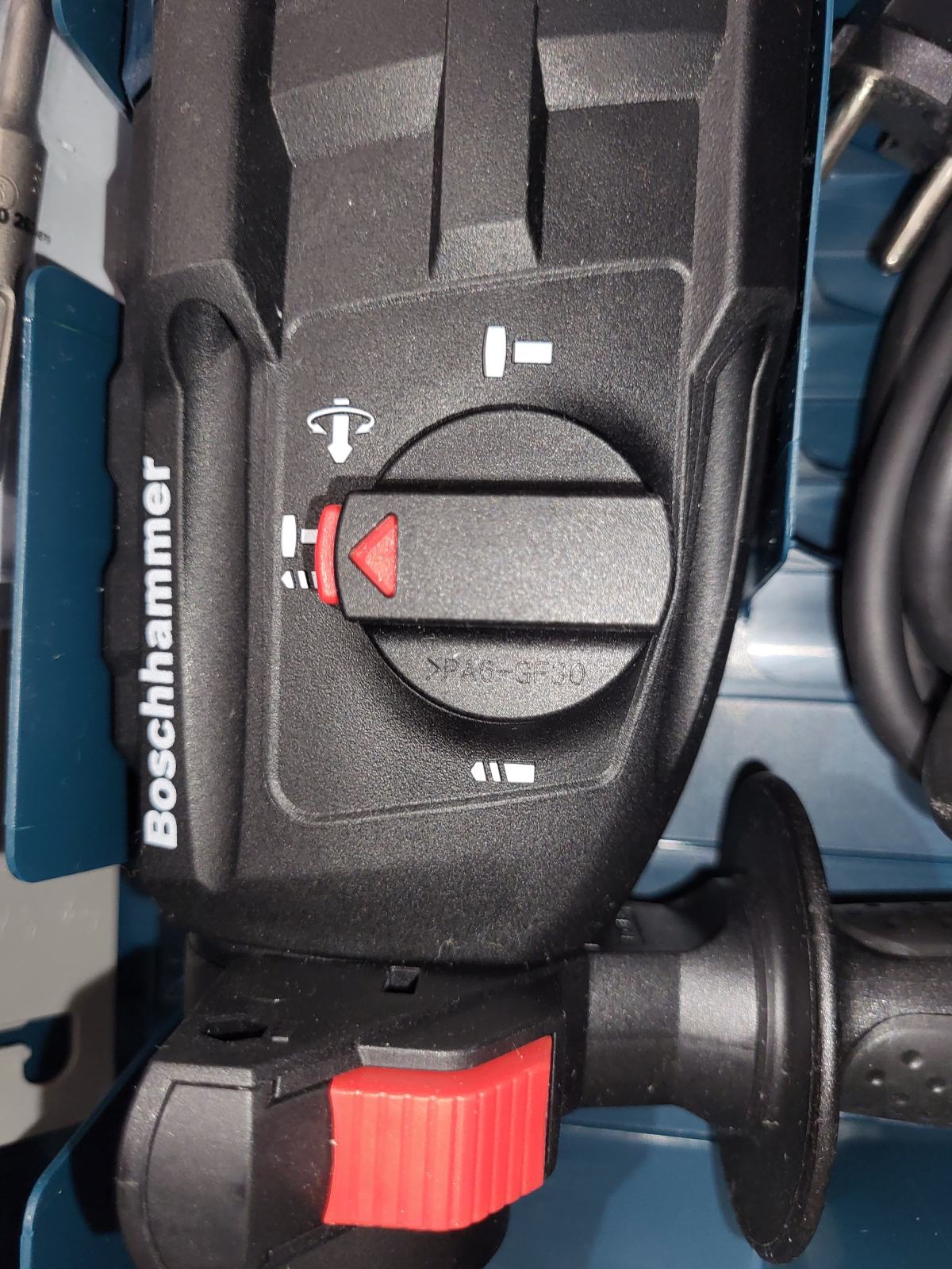 Prodajem bosch professional bušilicu bušeči čekič GBH 240 220-230V