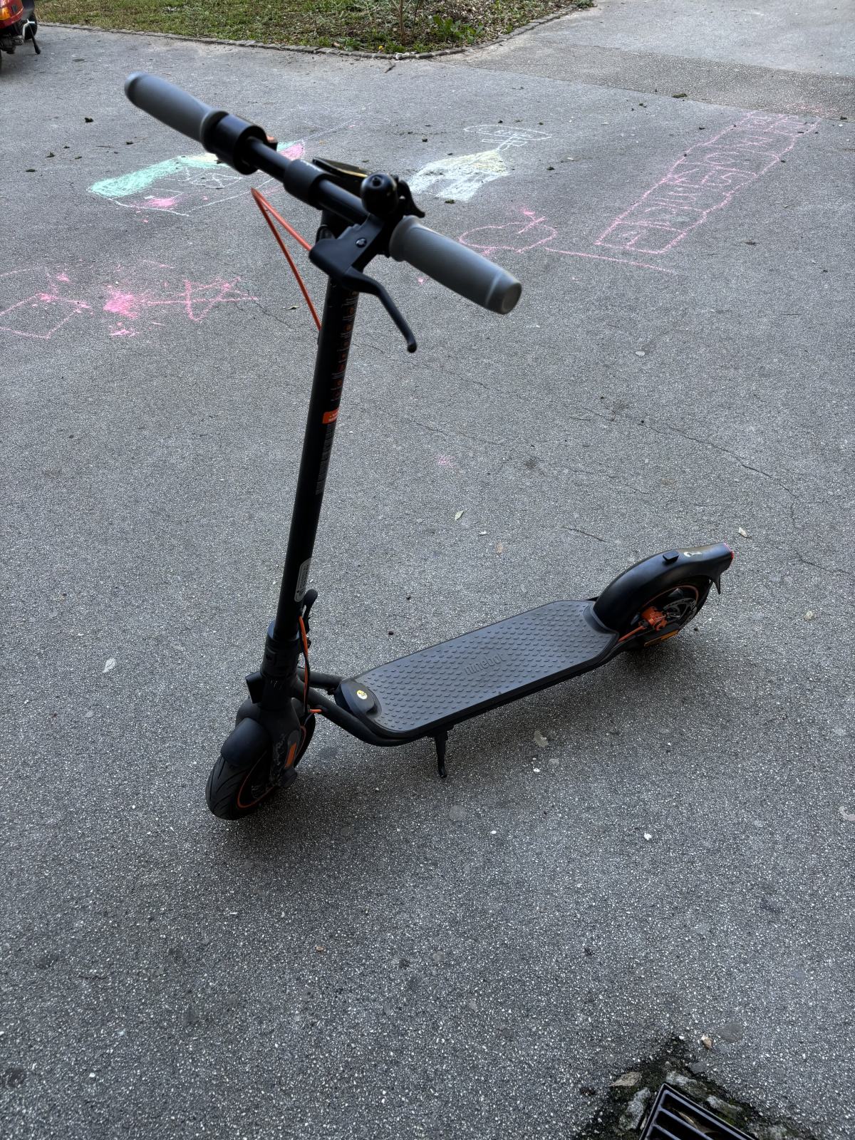 Romobil Segway F40e, poklon kaciga
