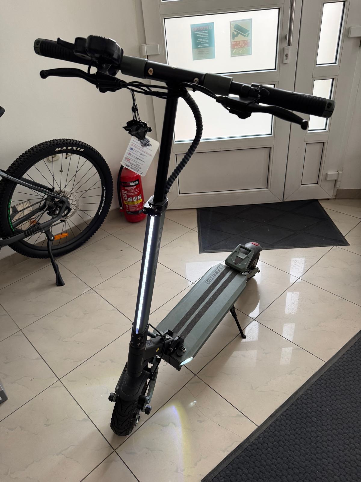 VSETT8 Električni romobil 600W, 48V 15.6Ah KAO NOVI