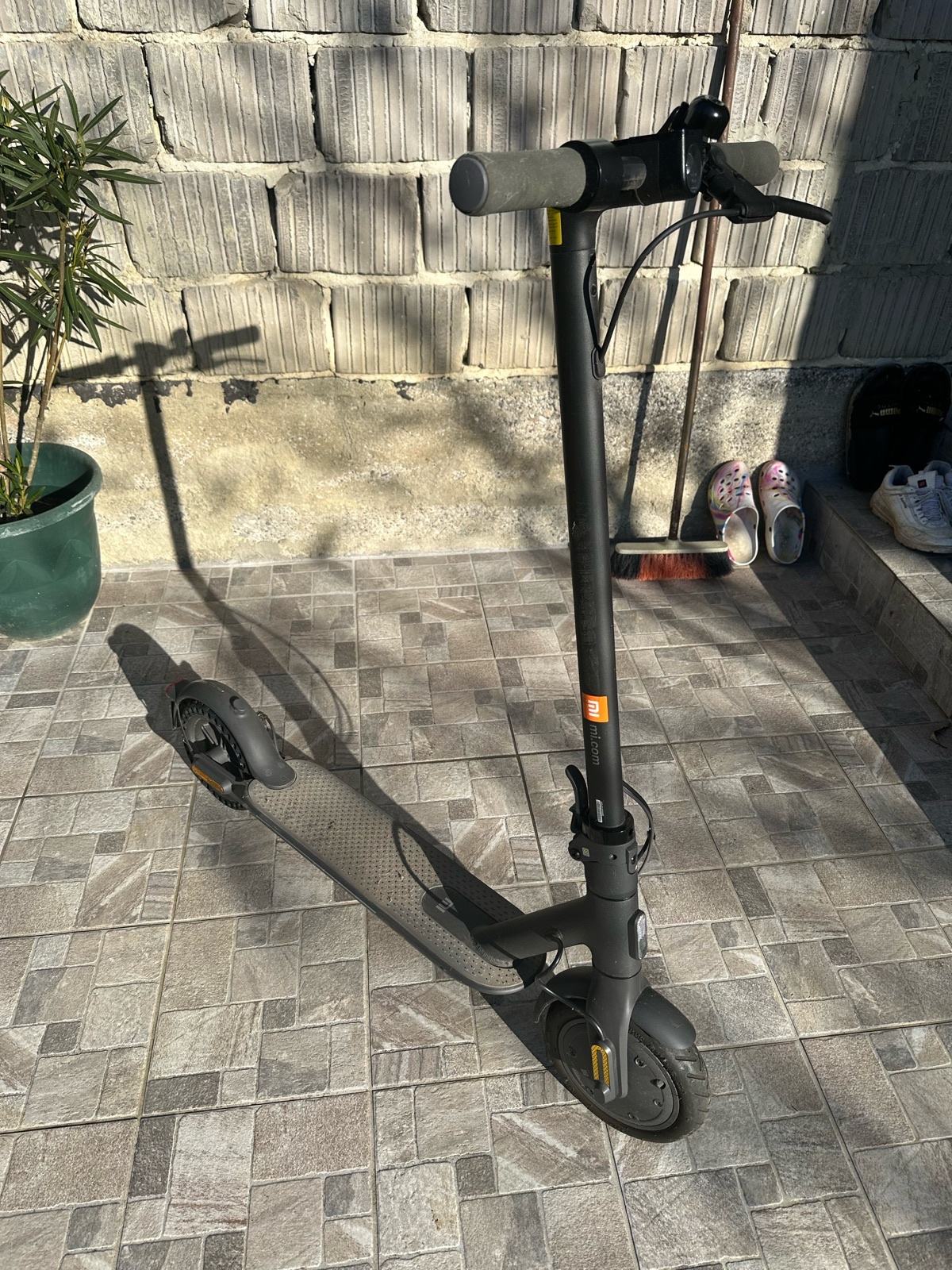 Xiaomi essential električni romobil