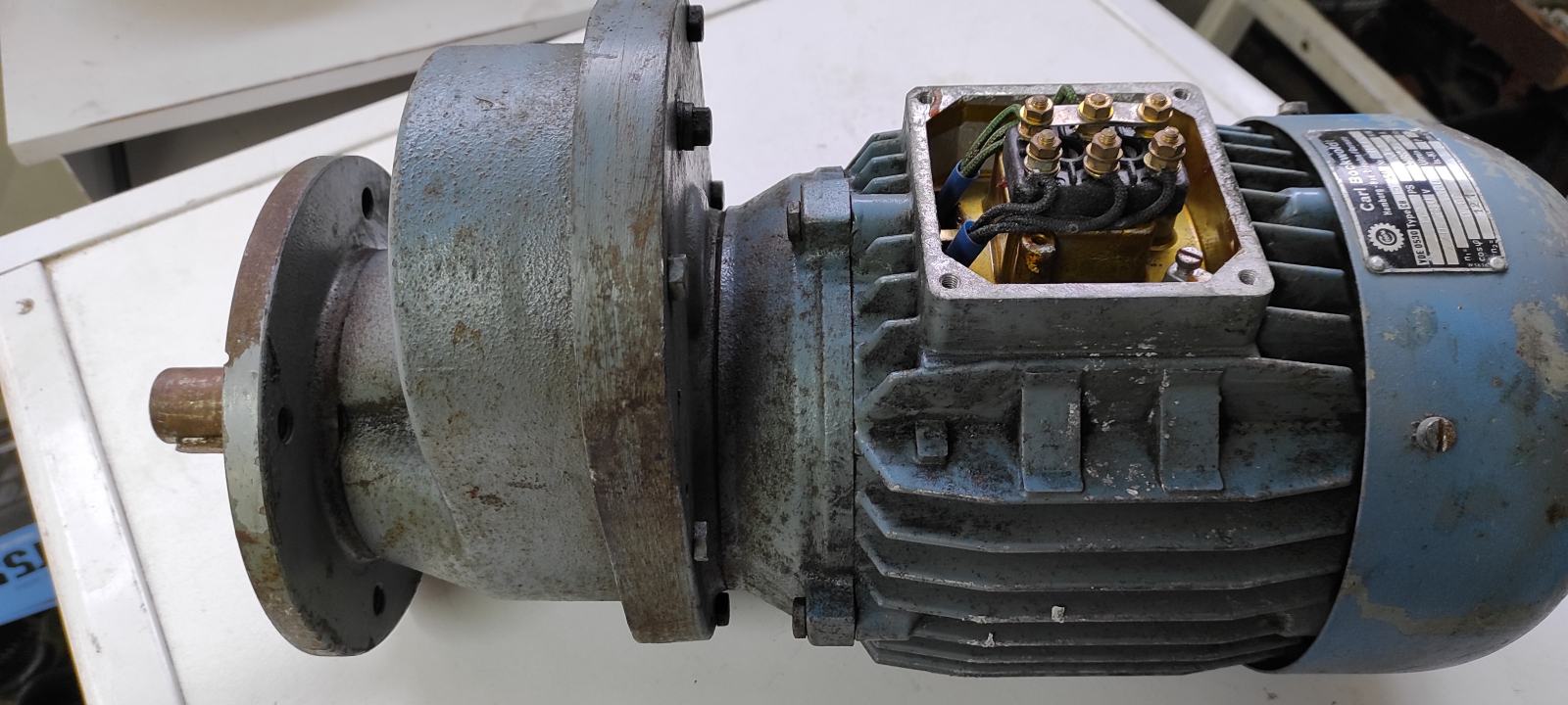 ELEKTROMOTOR S REDUKTOROM 1,1kw 121 o/min