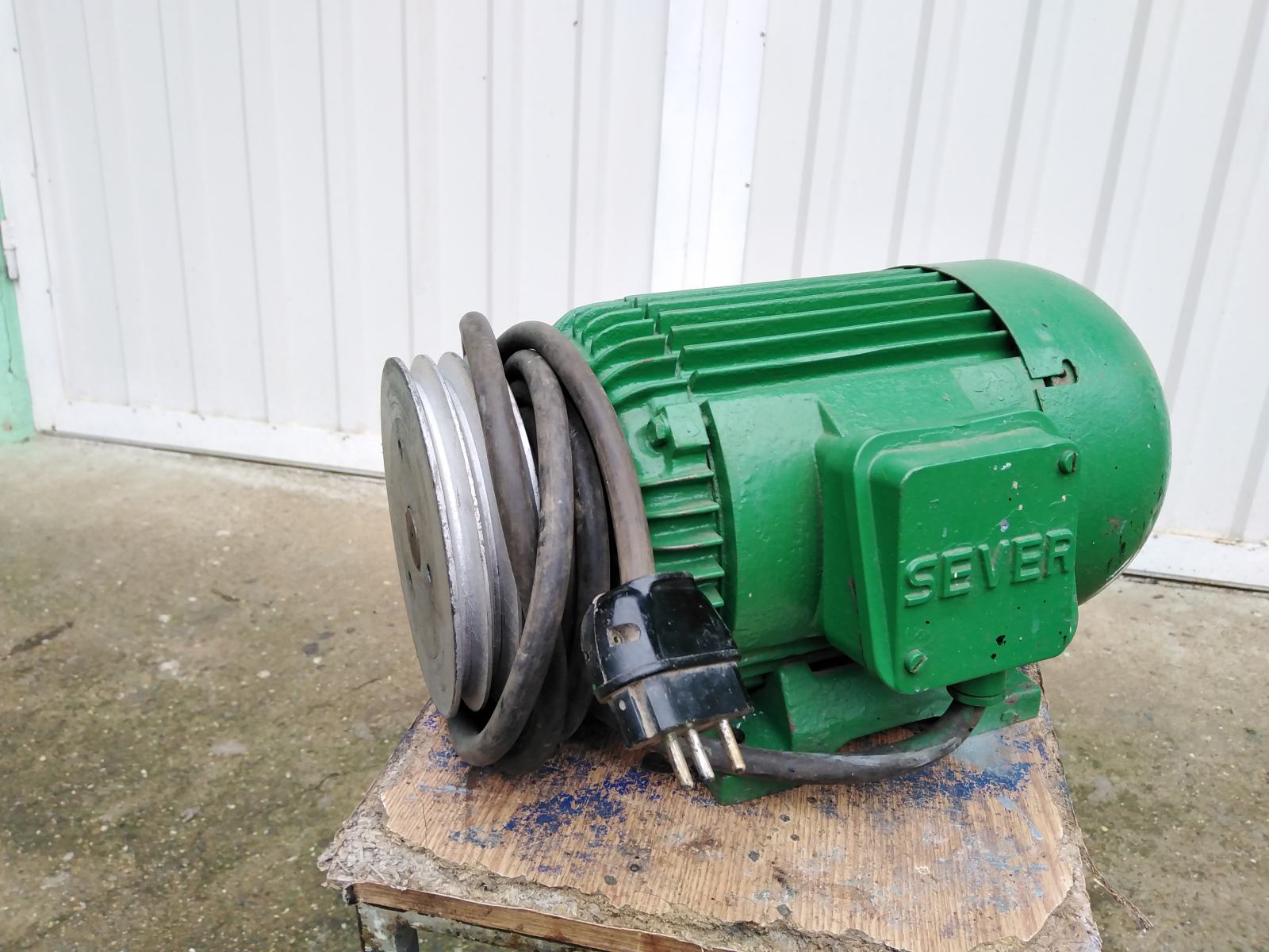 TROFAZNI ELEKTROMOTOR SEVER