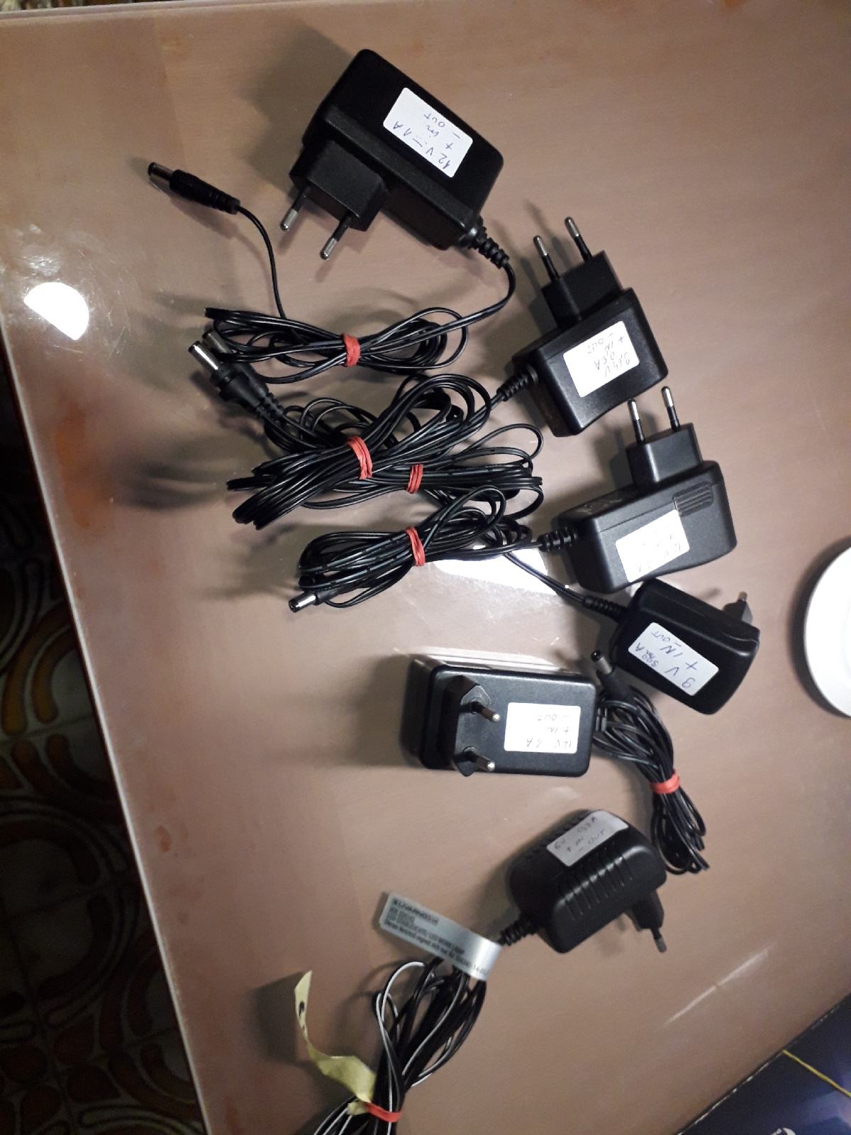 Adapteri razni od 12 volti 1 Amper