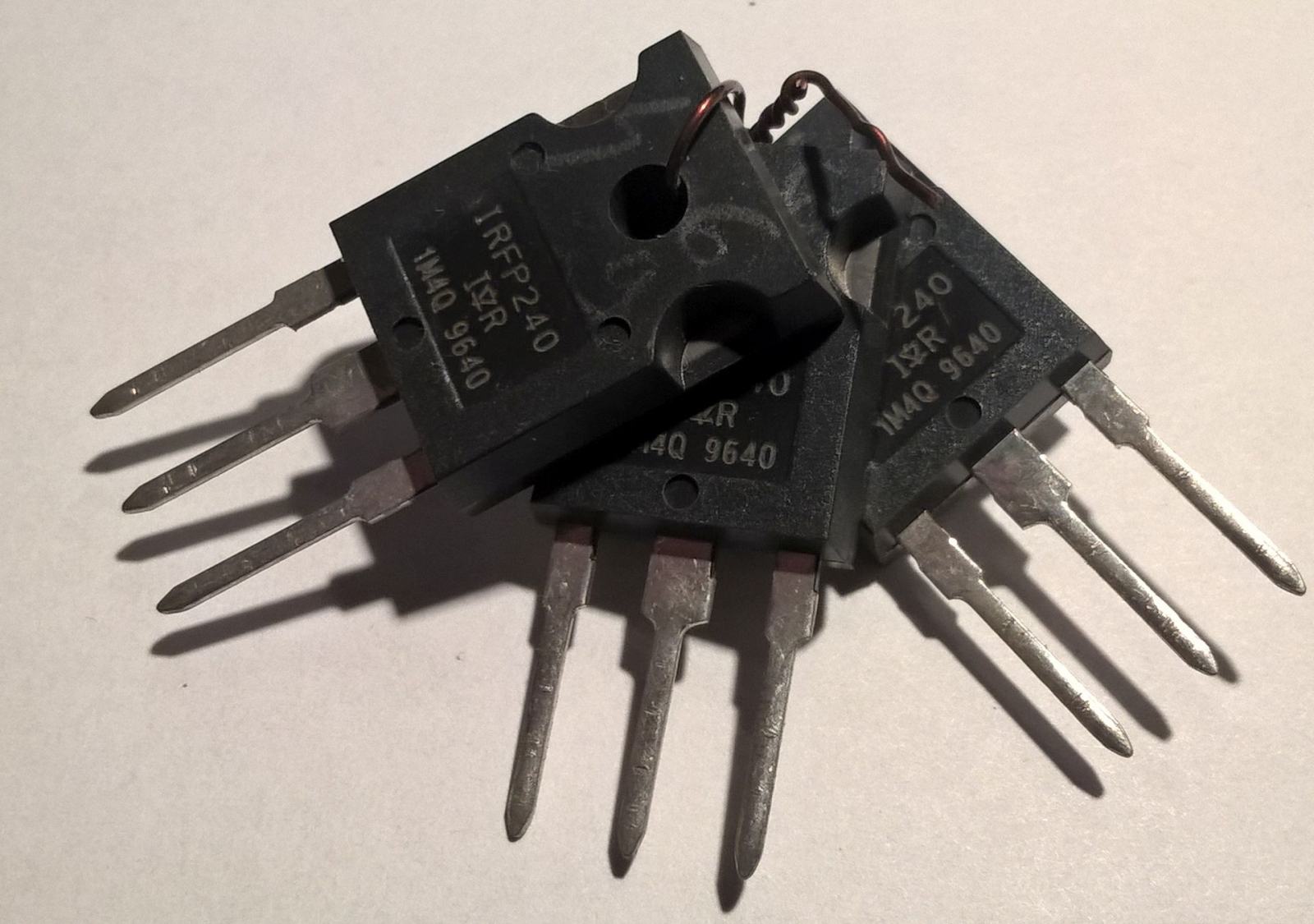 mosfet hexfet tranzistori IRFP240