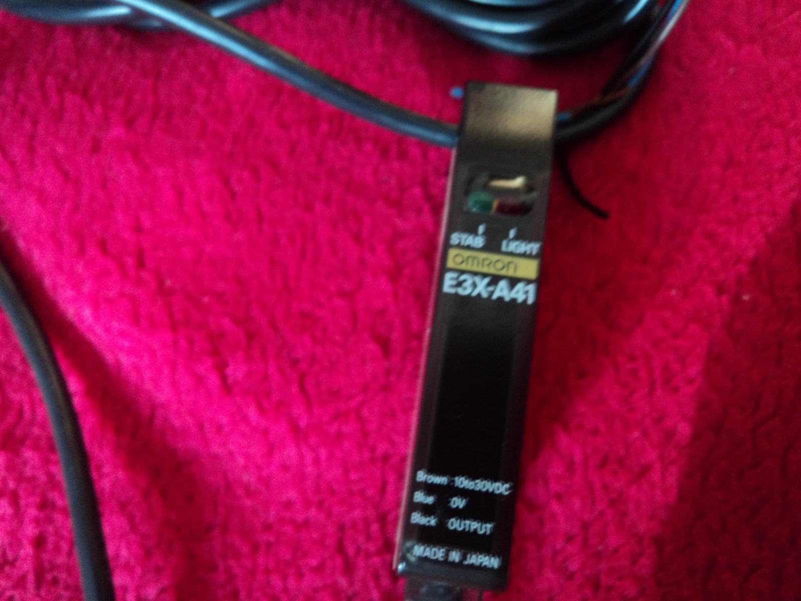 -OMRON E3X-A41 FOTOELEKTRIČNI PREKIDAČKI SENZOR