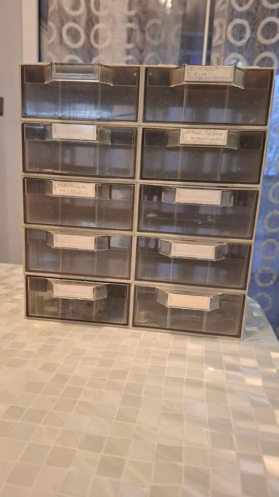 PRODAJEM KUTIJU ZA ELEKTRONIČKE ELEMENTE!