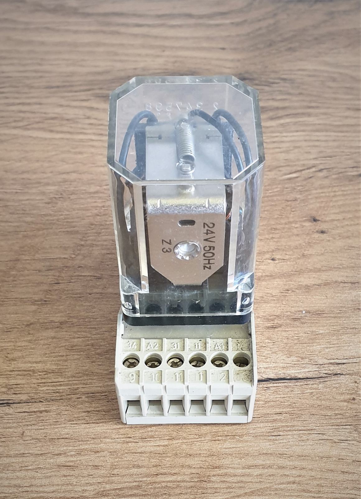 Releji 24V 50Hz sa podnožjem