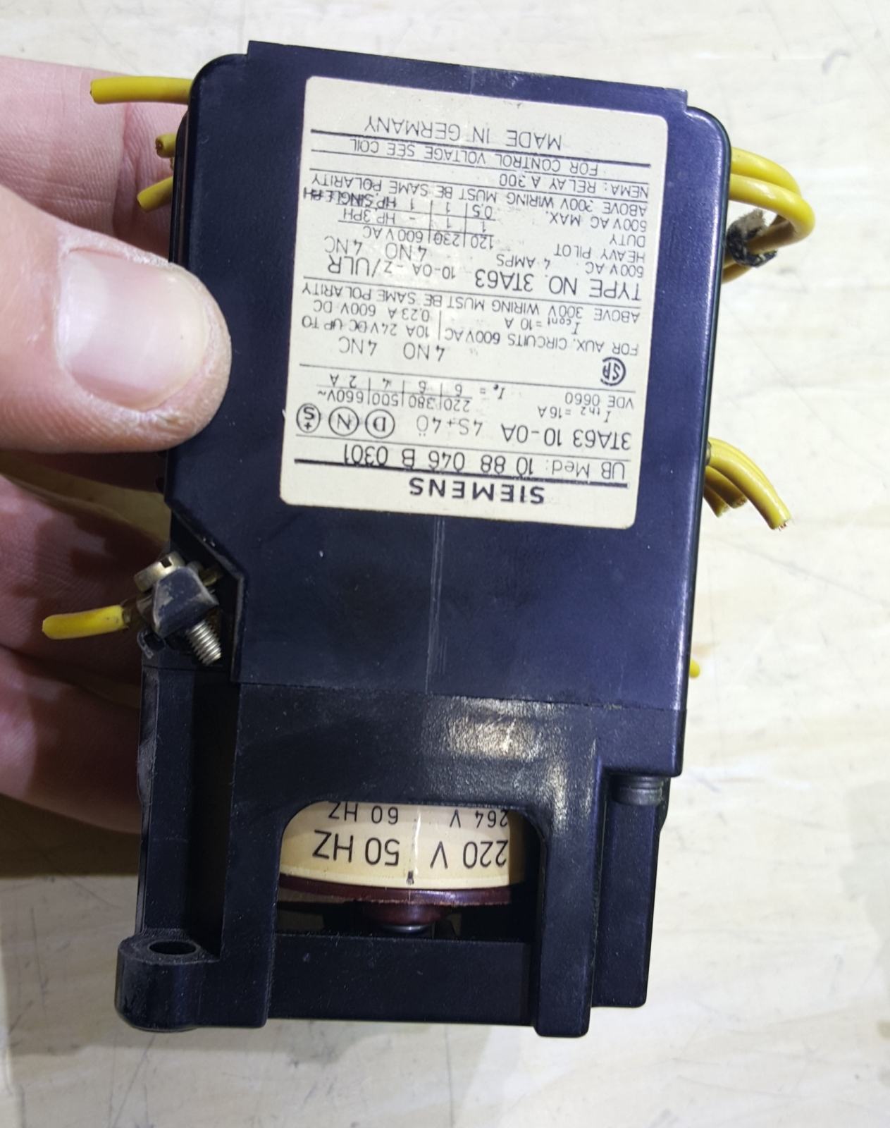 Releji relej 220V 50Hz 4 kontakta