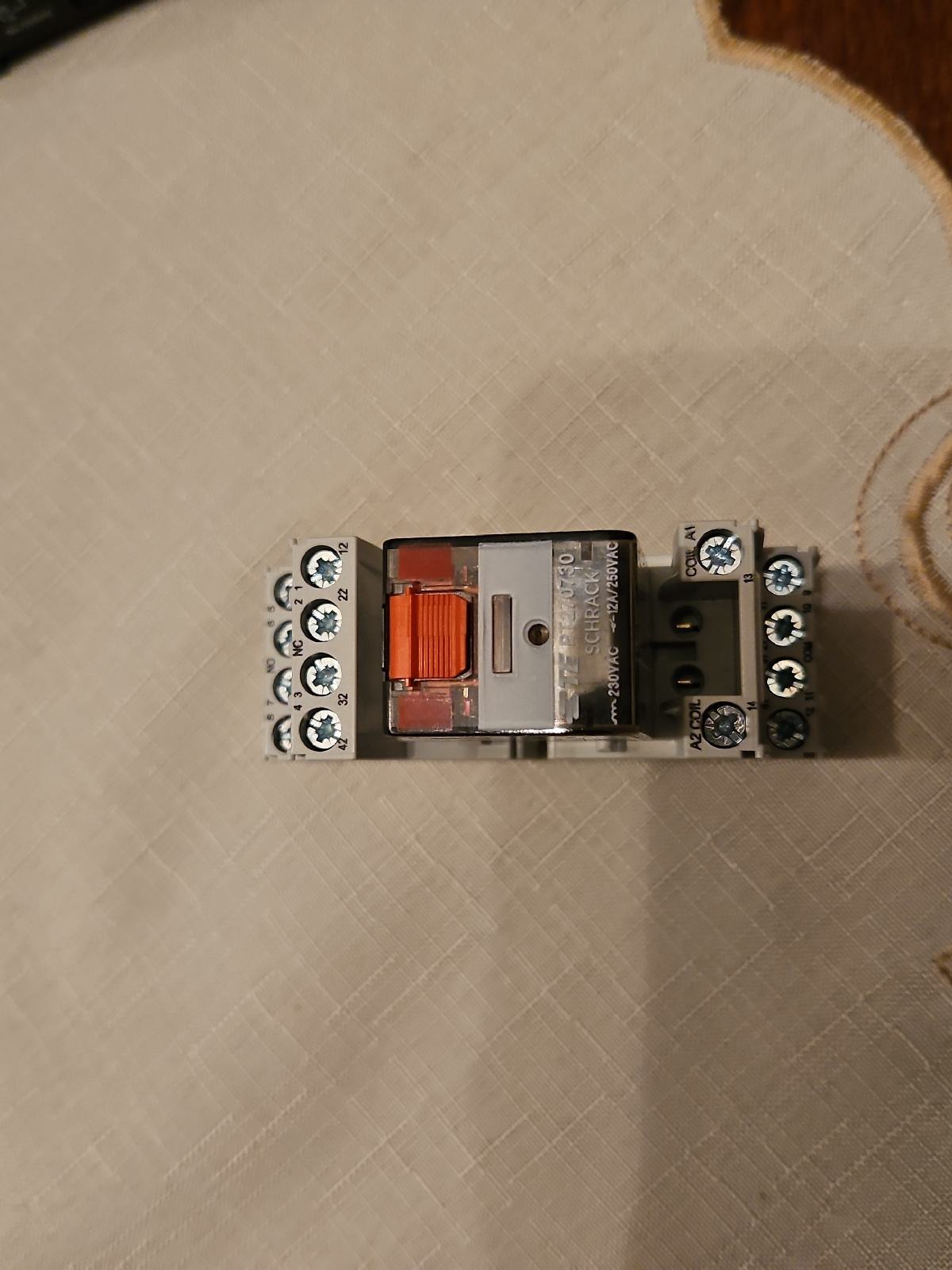 Schrack relej 230V I podnožje