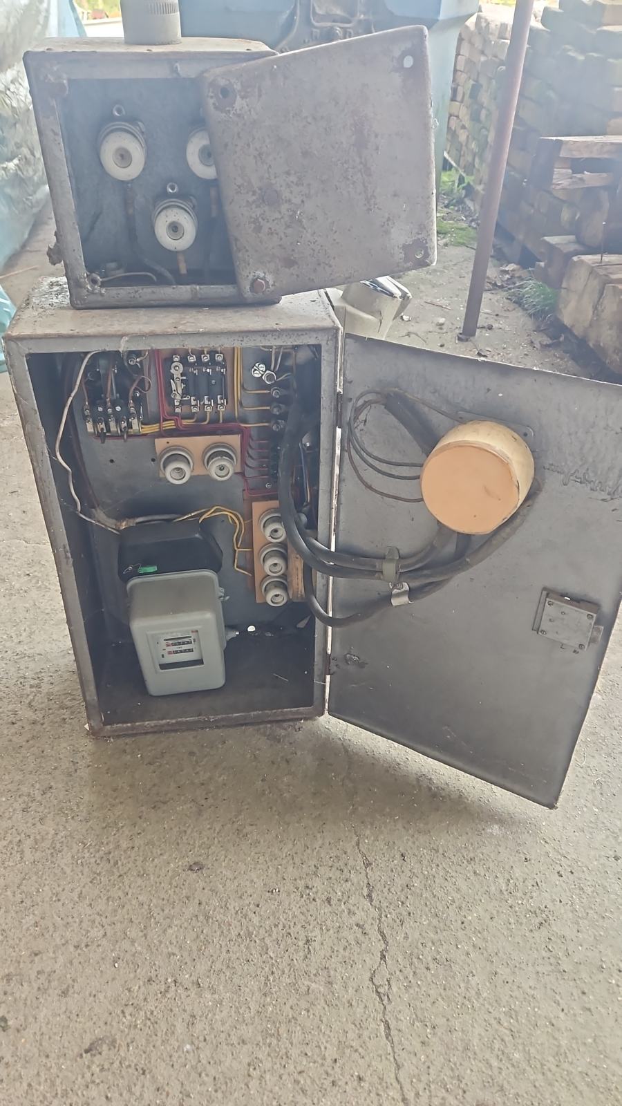 Stari industrijski strujni ormar