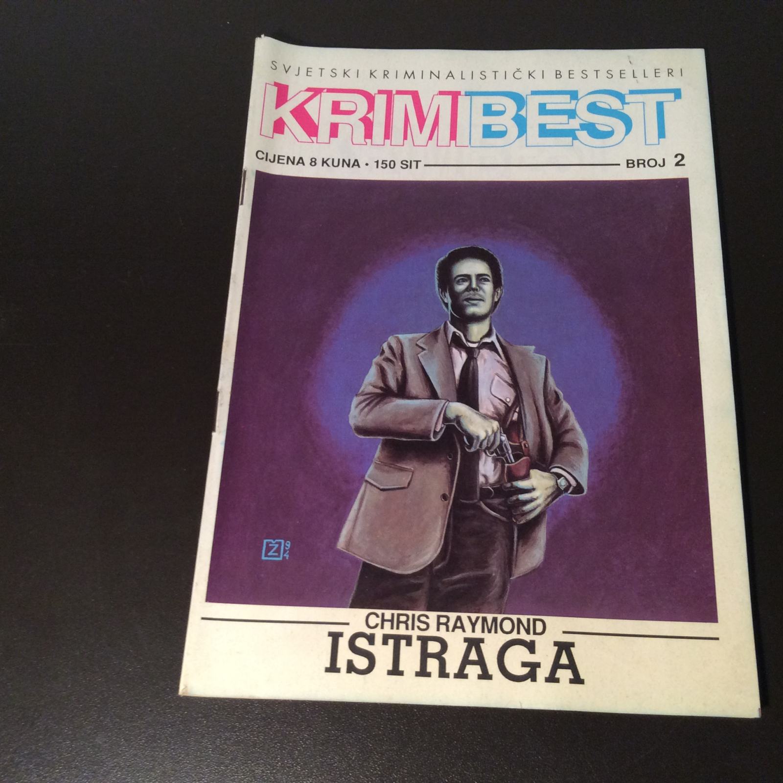 ISTRAGA, pisac CHRIS RAYMOND