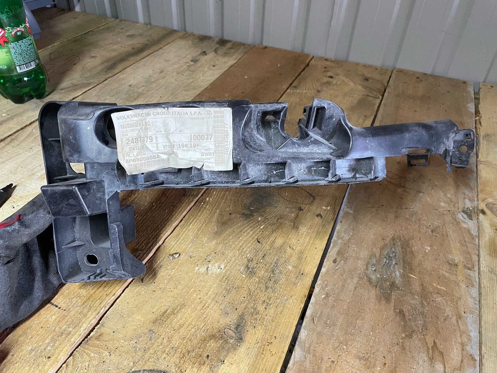 AUDI A3 8P NOVO DRŽAČ NOSAČ DESNOG FARA 8P0805608A