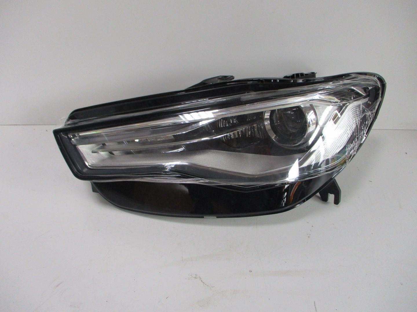 AUDI A6 4G0 LIFT XENON 4G0941043F FAROVI PREDNIJE