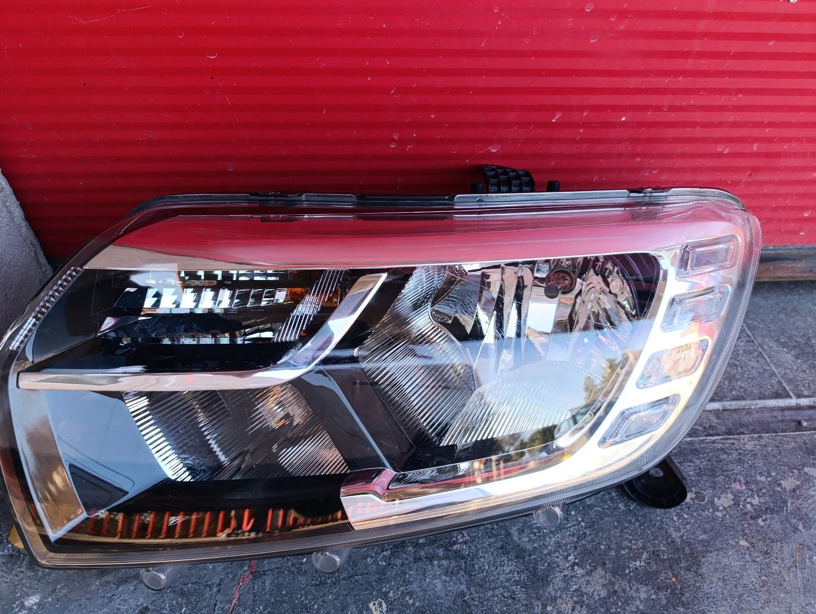 Dacia Sandero far sa elektronikom 90114430 260605665R