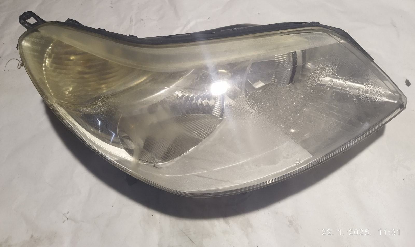 Desni far Citroen C5 2006.