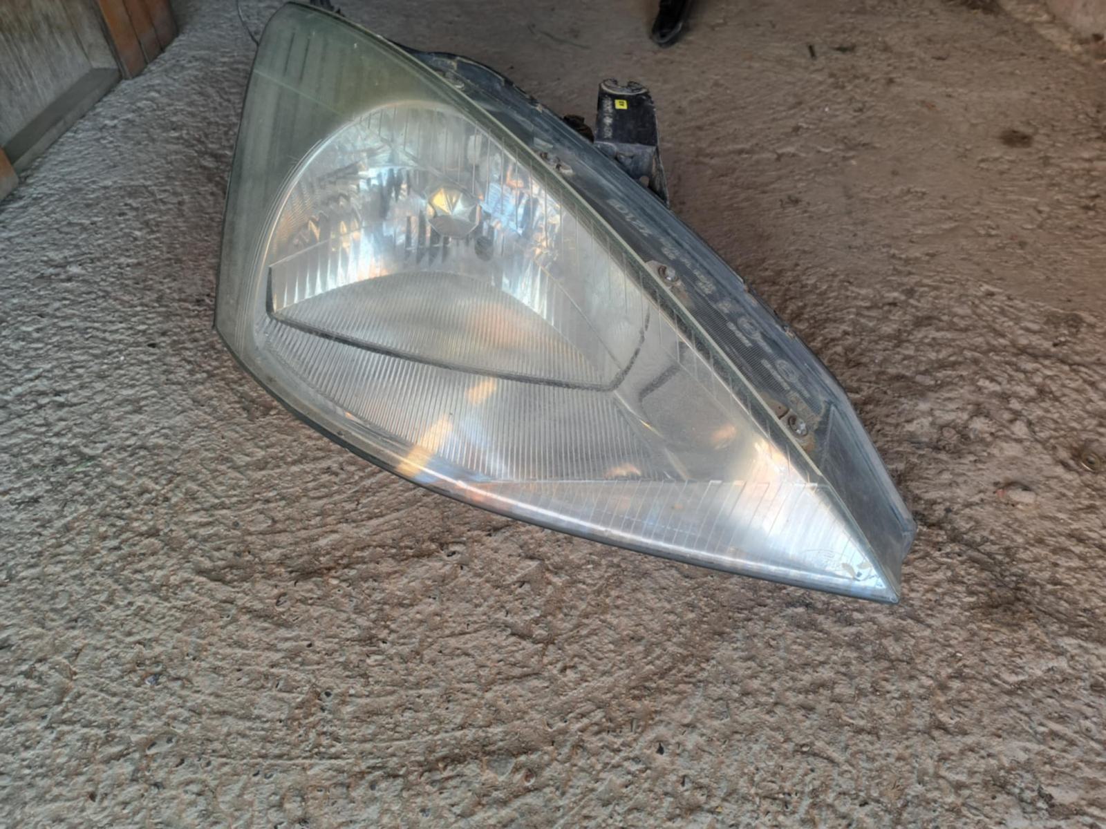 desni far ford focus 98-01g.