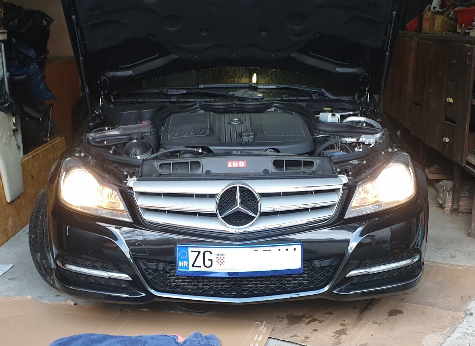 Mercedes W204 facelift (C klasa) original halogen farovi KOMPLET