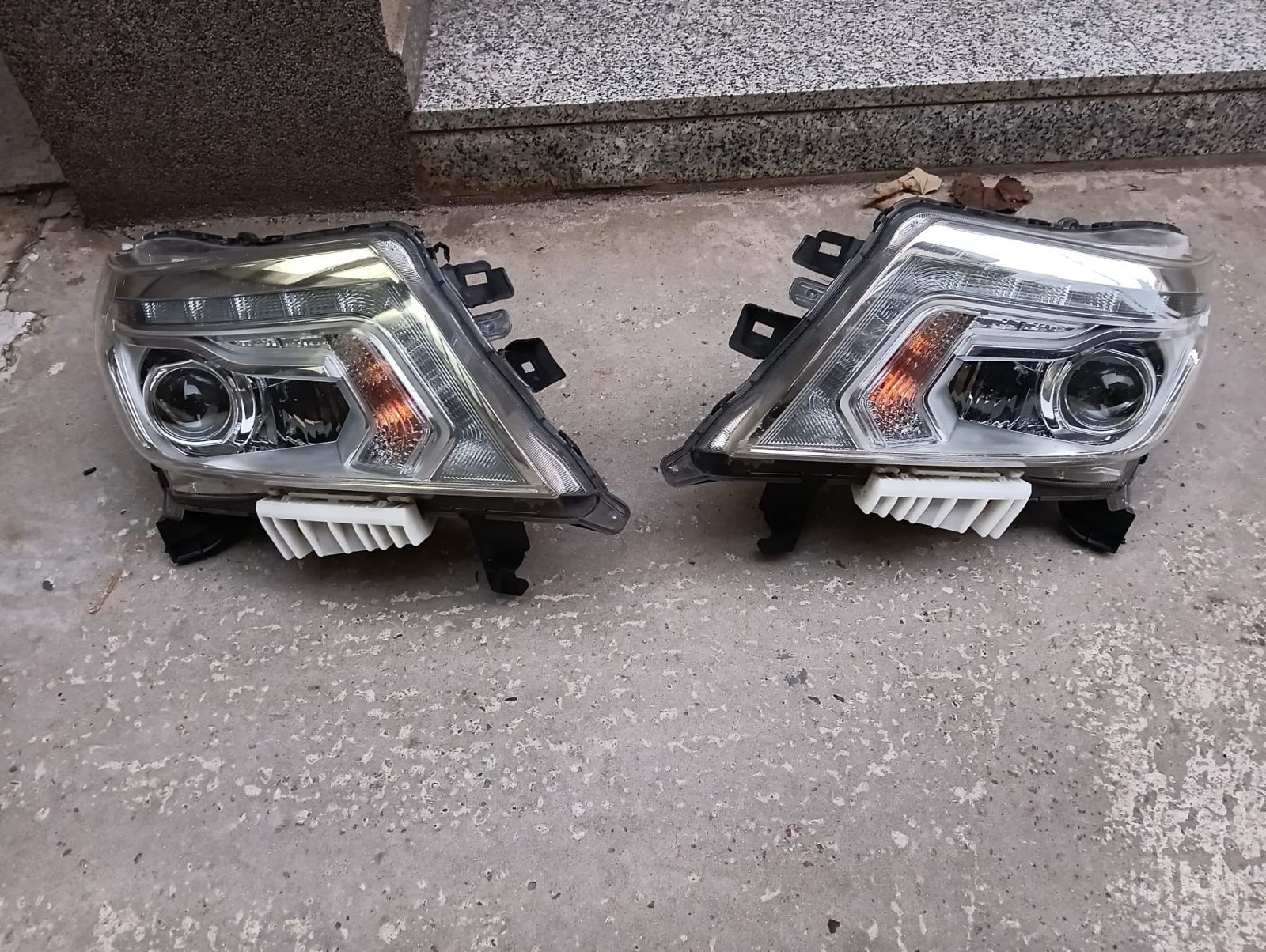 Nissan Navara d44 2020 prednja svjetla