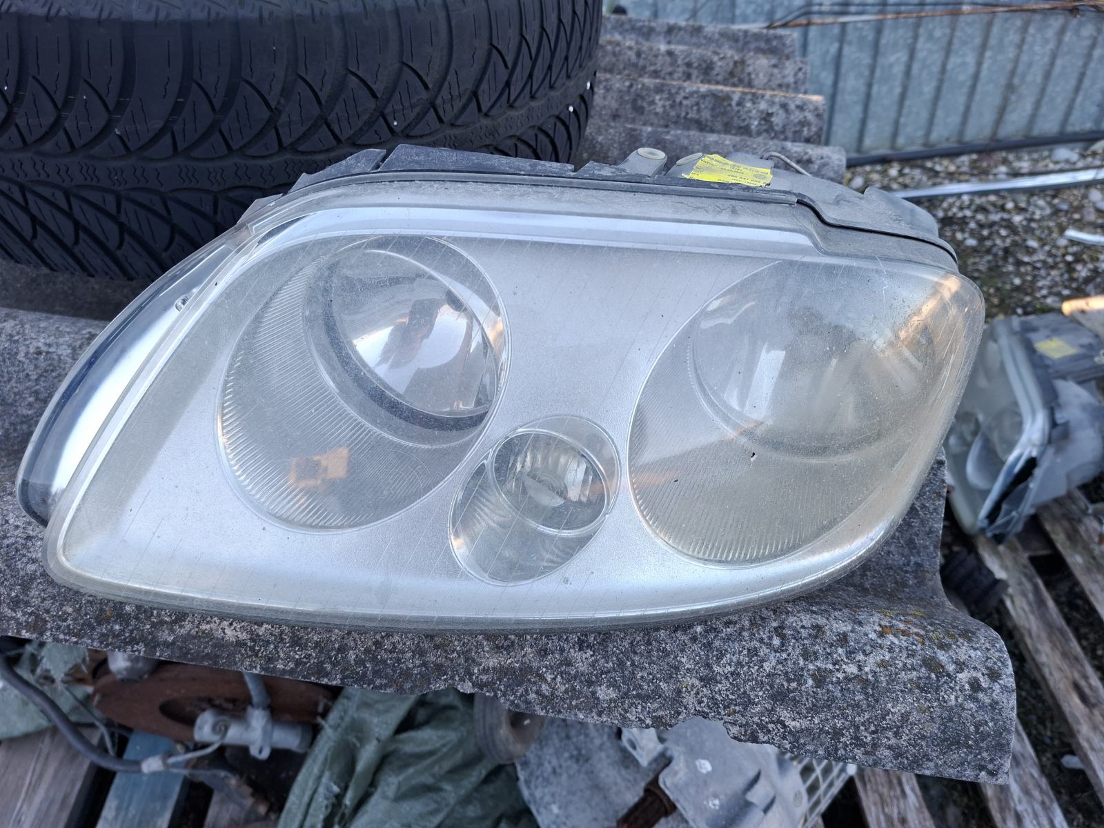 Vw caddy 2003-2009g lijevi far