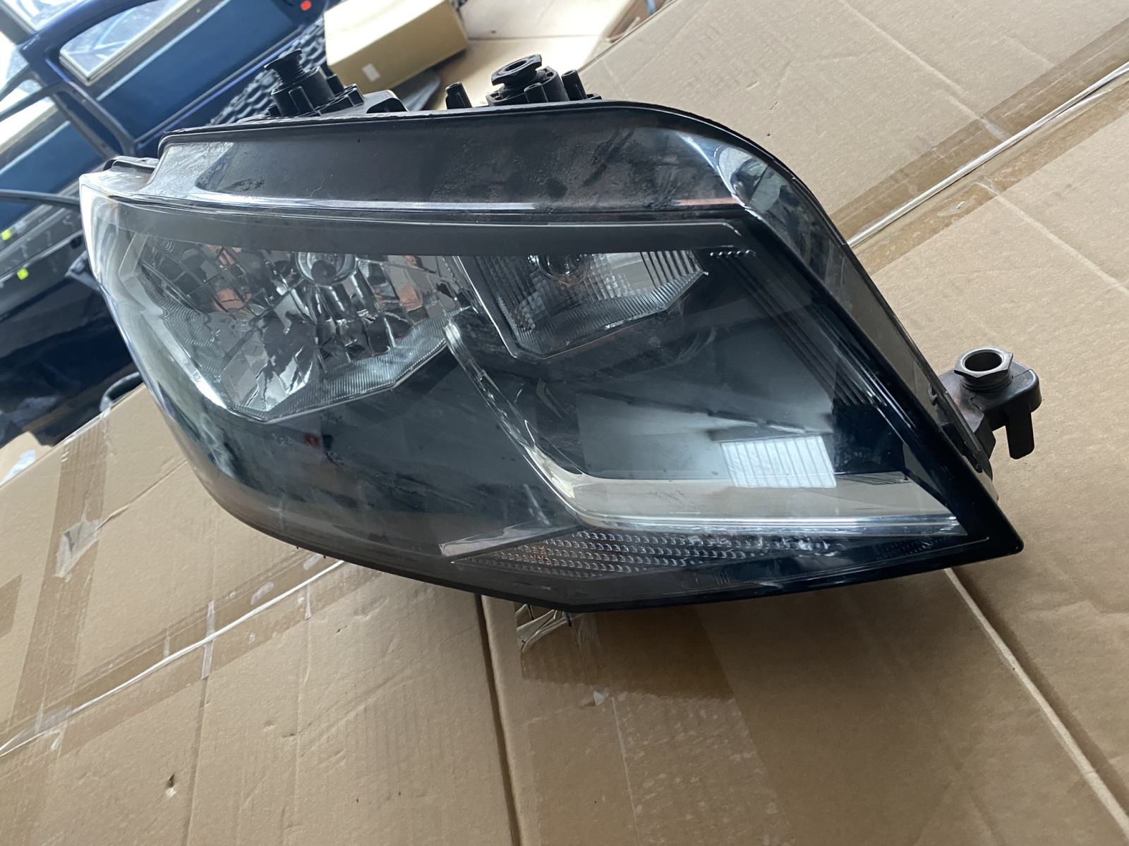 VW caddy desni far 2k1941016b
