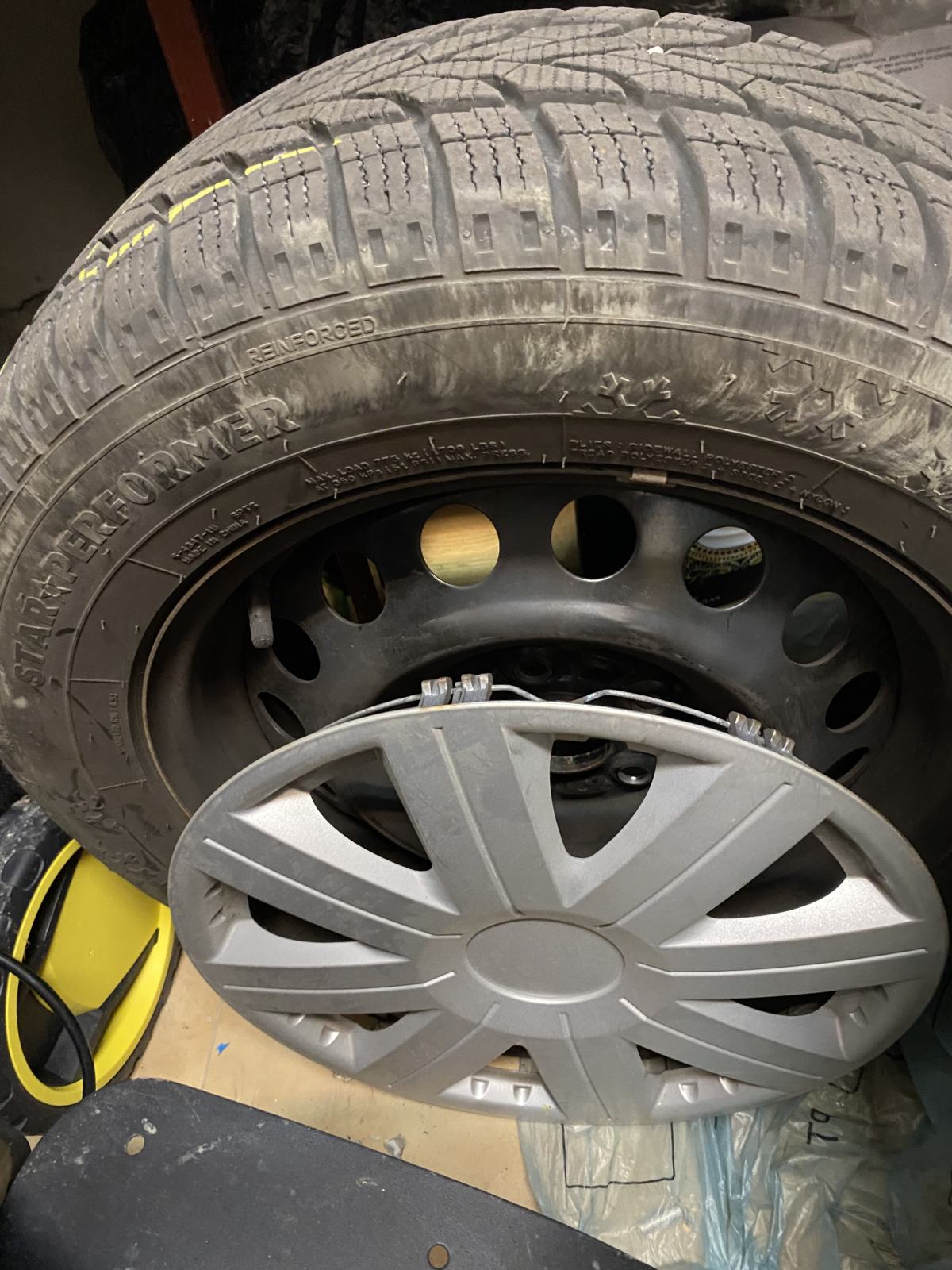 4 zimske gume 215/60 R16 + 4 felge + 4 ratkape